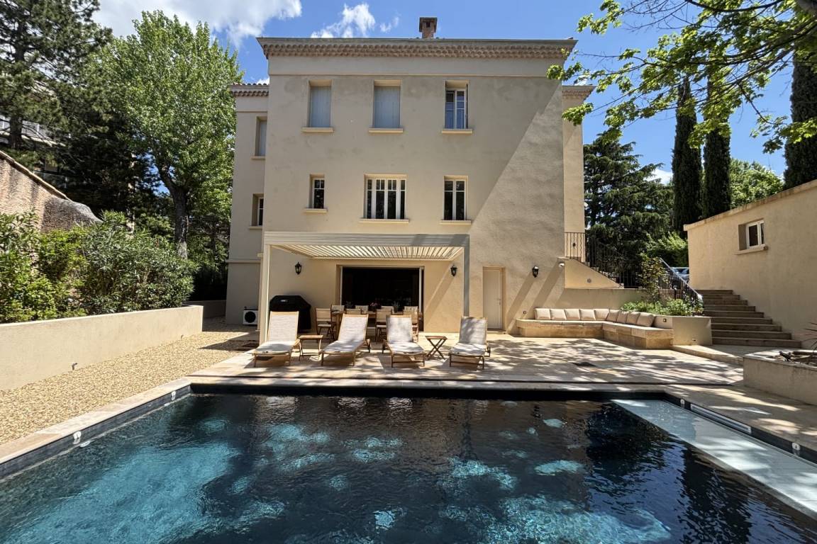 350 M² Maison De Vacances ∙ 4 Chambres ∙ 8 Personnes - Gardanne