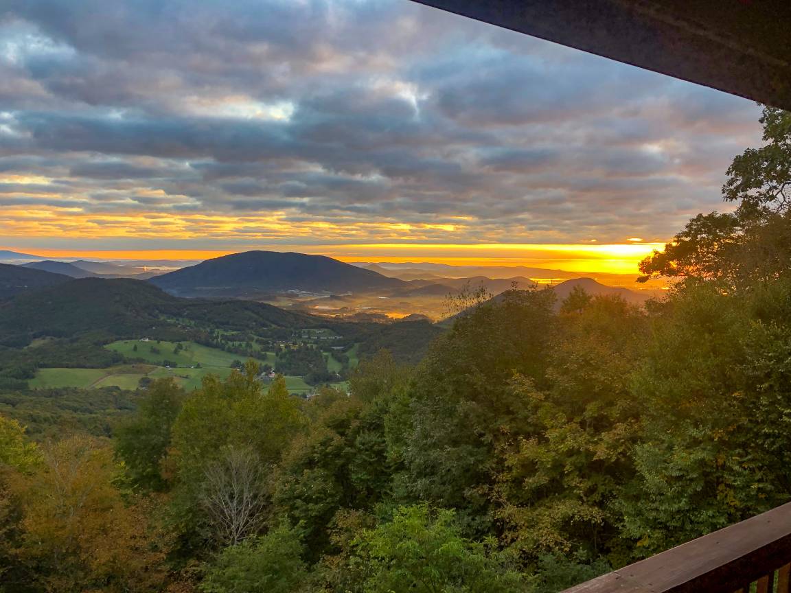 House ∙ 4 Bedrooms ∙ 10 Guests - West Jefferson, NC