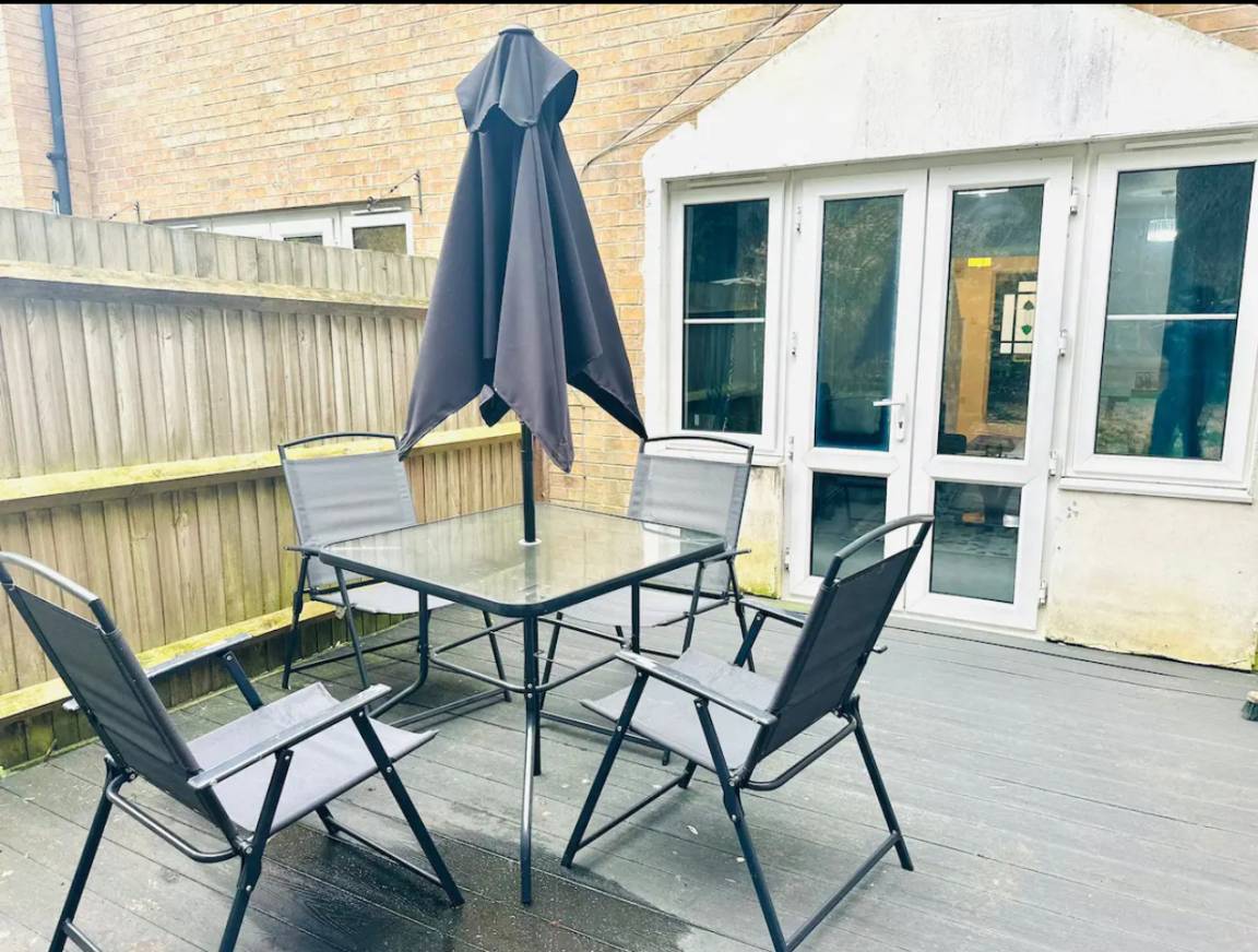 90 M² House ∙ 2 Bedrooms ∙ 6 Guests - Gillingham