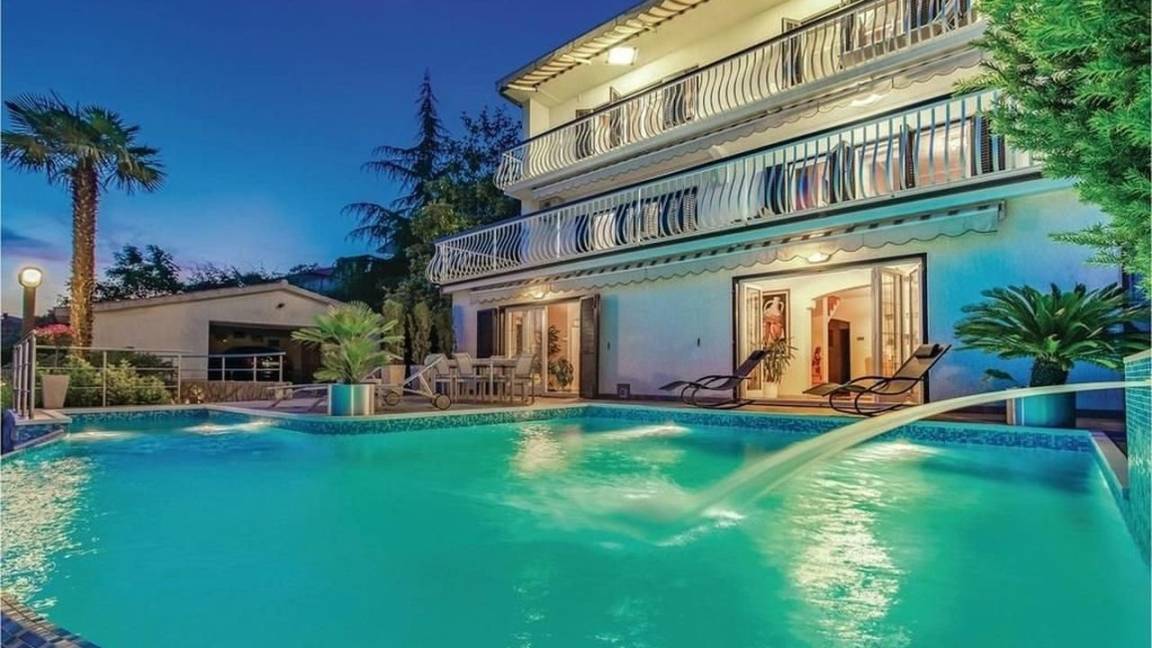 300 M² House ∙ 6 Bedrooms ∙ 12 Guests - Rijeka