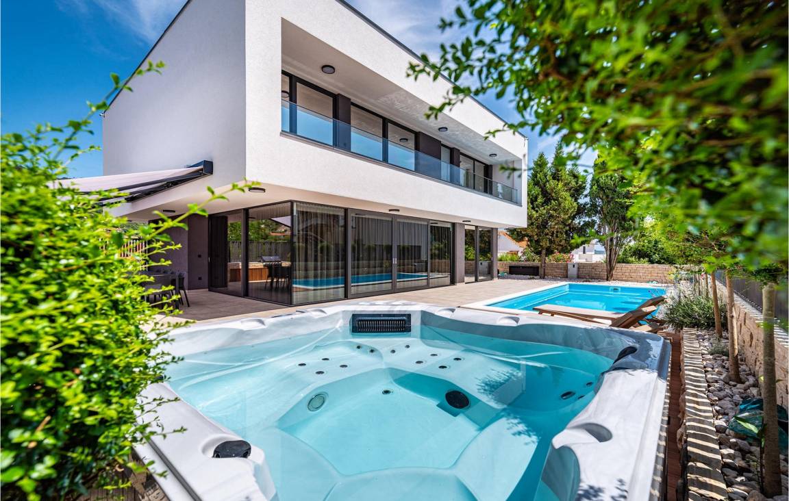 240 M² House ∙ 4 Bedrooms ∙ 8 Guests - Rab
