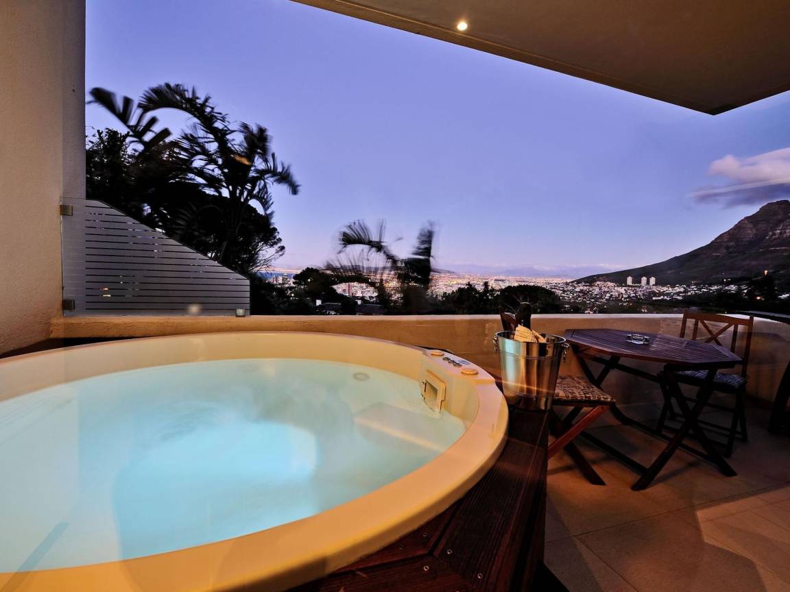 225 M² Apartment ∙ 3 Bedrooms ∙ 6 Guests - Camps Bay