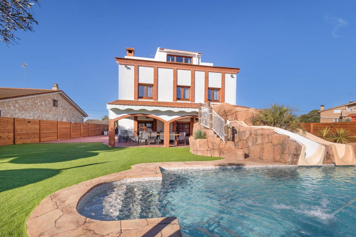 280 M² Villa ∙ 5 Bedrooms ∙ 14 Guests - Municipality of Manresa