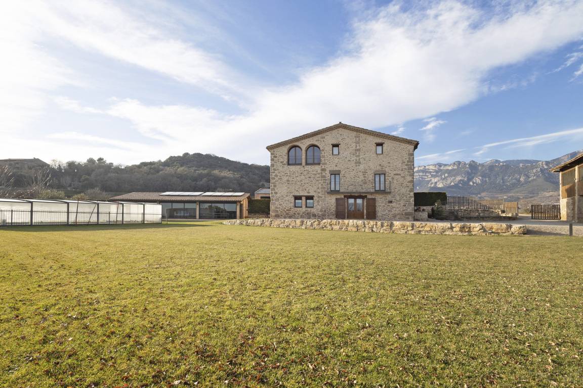 300 M² House ∙ 9 Bedrooms ∙ 18 Guests - Berga