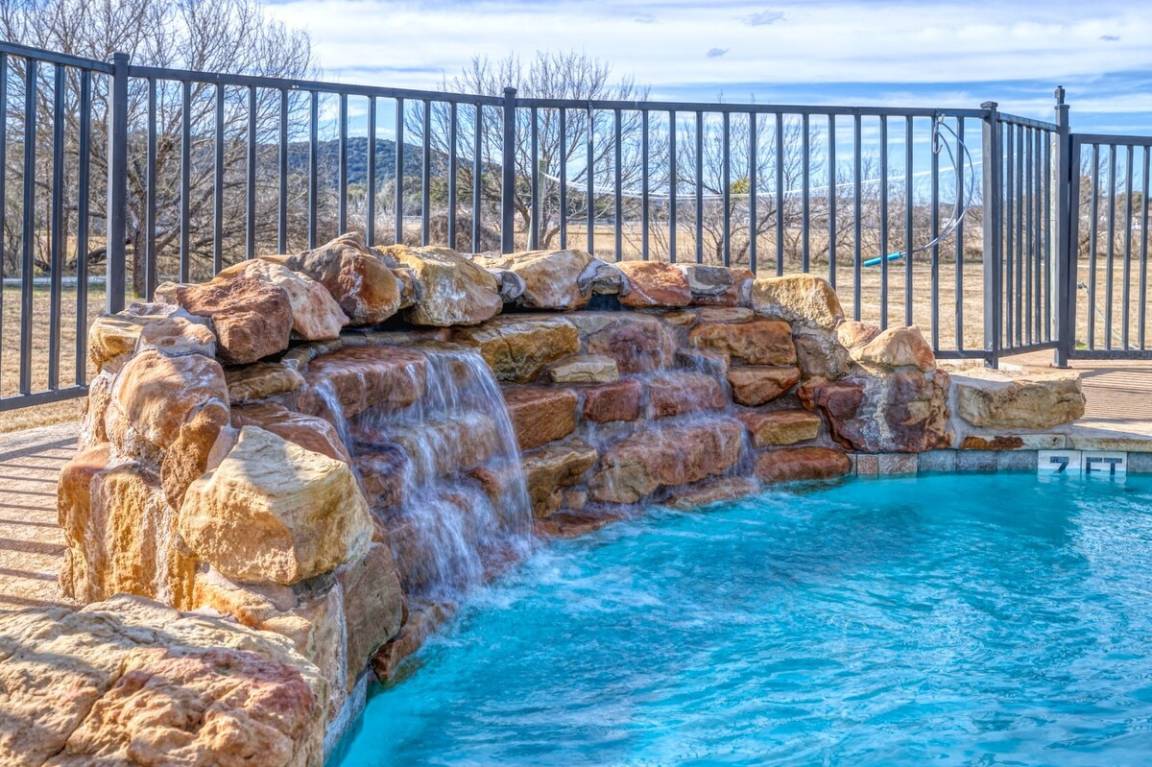 House ∙ 4 Bedrooms ∙ 18 Guests - Concan, TX