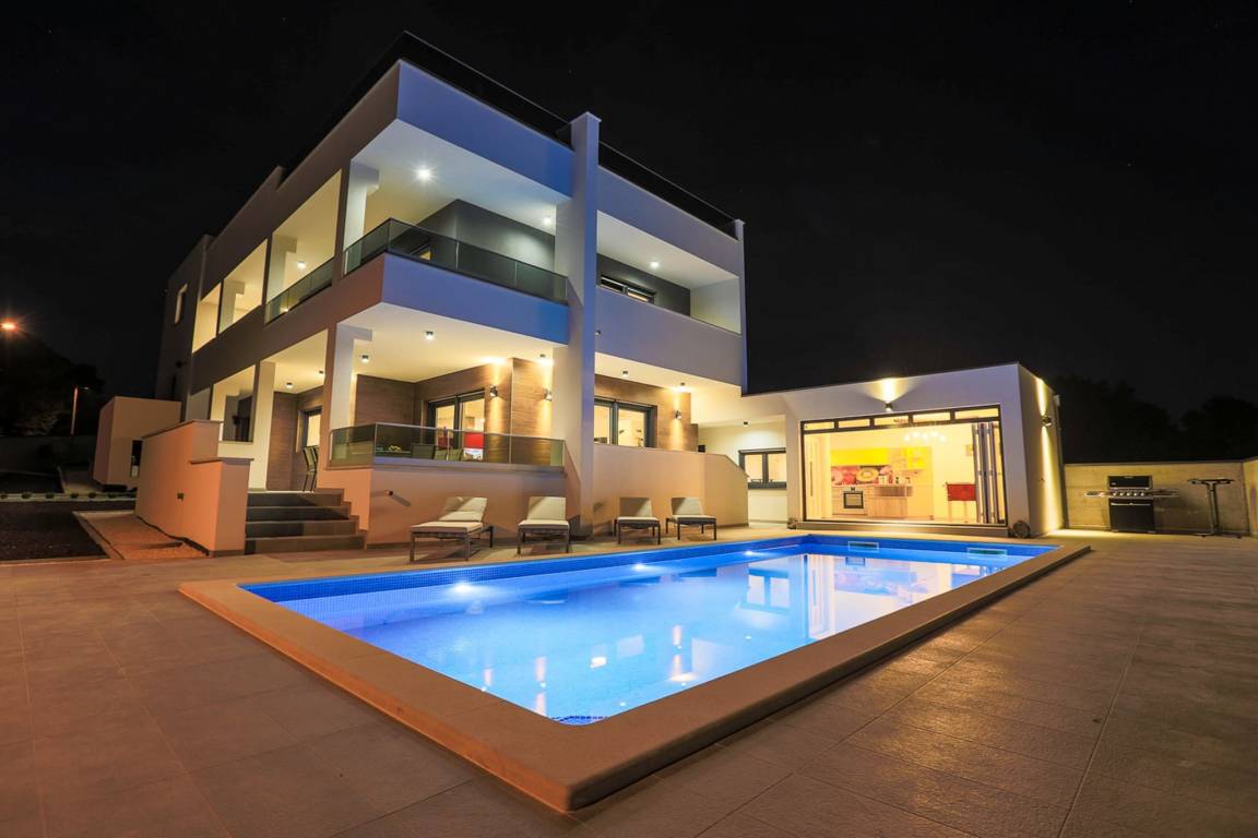 300 M² Villa ∙ 5 Schlafzimmer ∙ 10 Gäste - Medulin