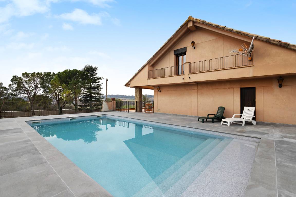 250 M² Casa ∙ 5 Habitaciones ∙ 25 Huéspedes - Berga