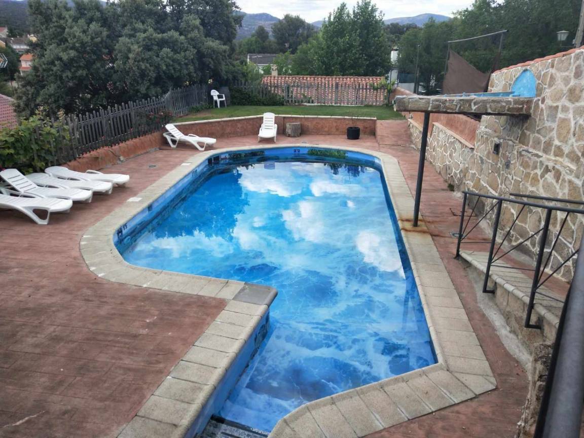 200 M² Casa ∙ 1 Habitación ∙ 16 Huéspedes - Navaluenga