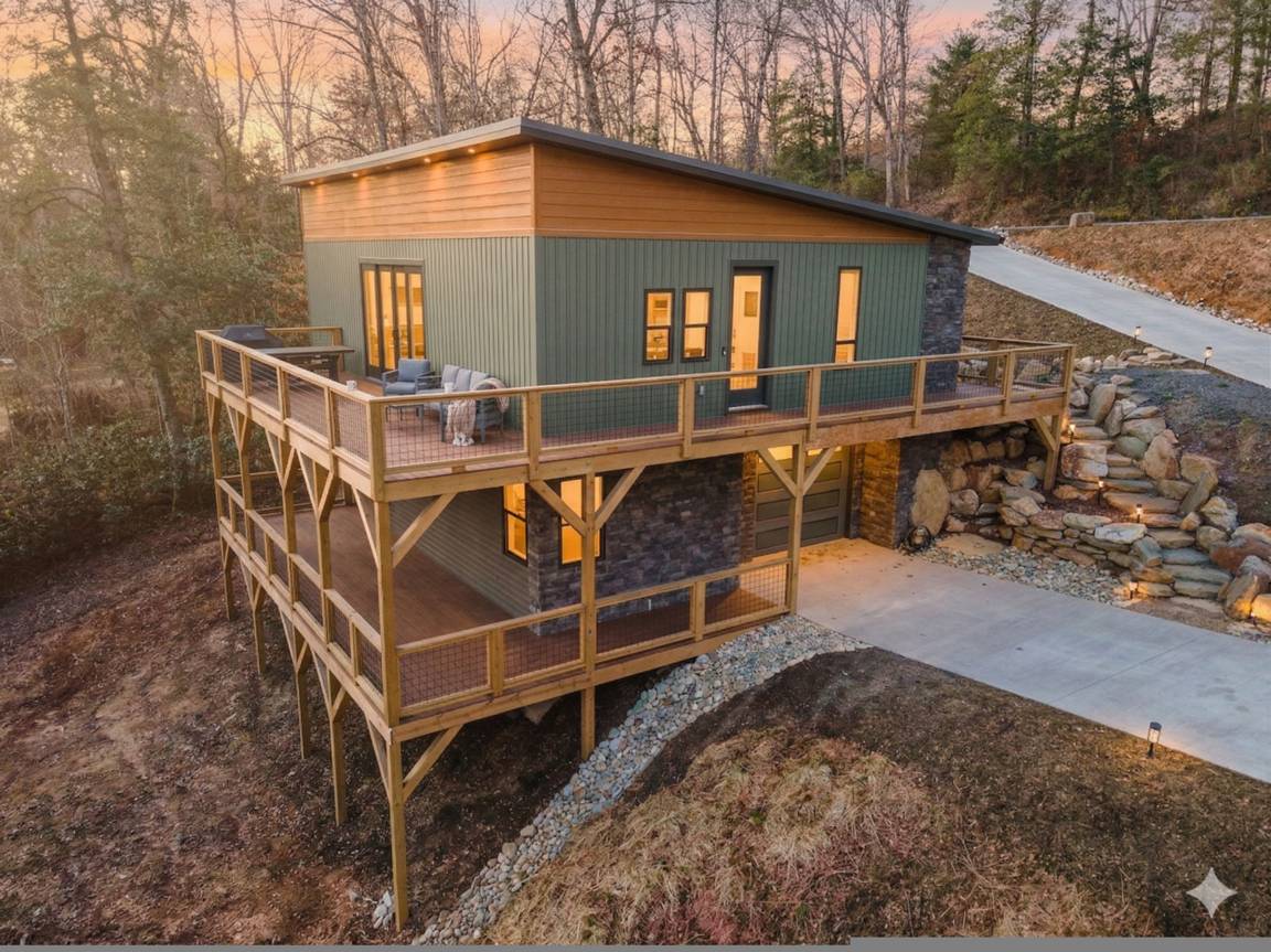 House ∙ 3 Bedrooms ∙ 8 Guests - Brevard, NC