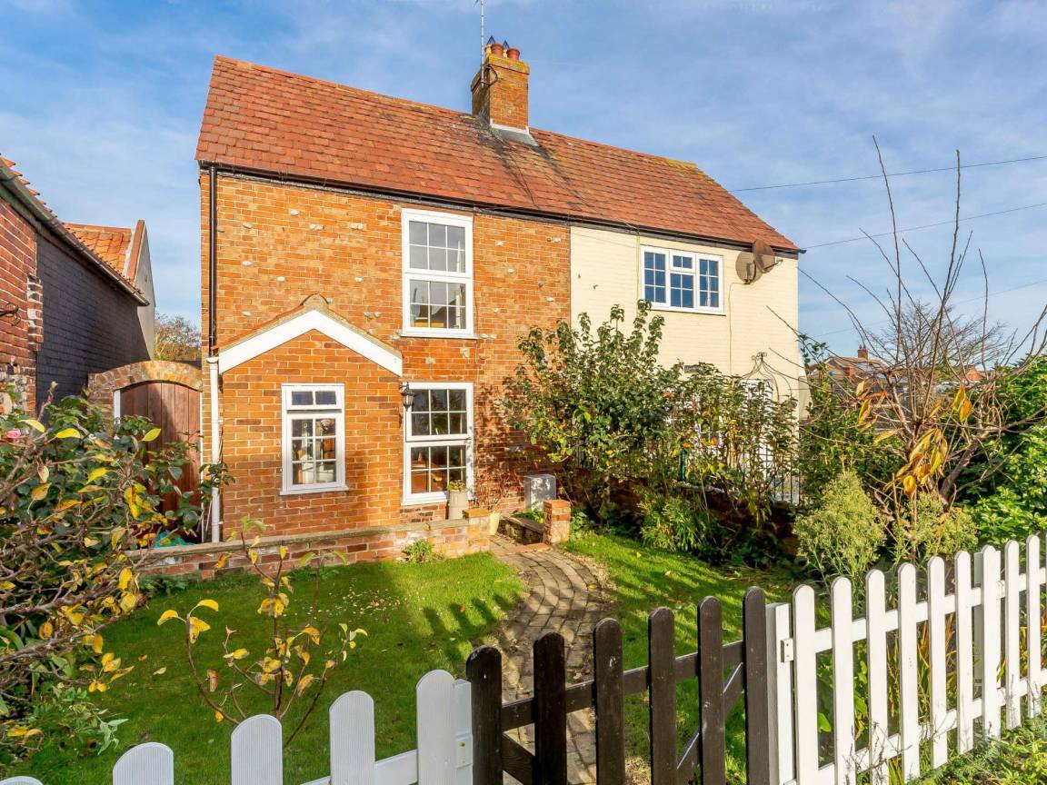 Cottage ∙ 2 Bedrooms ∙ 4 Guests - Winterton-on-Sea