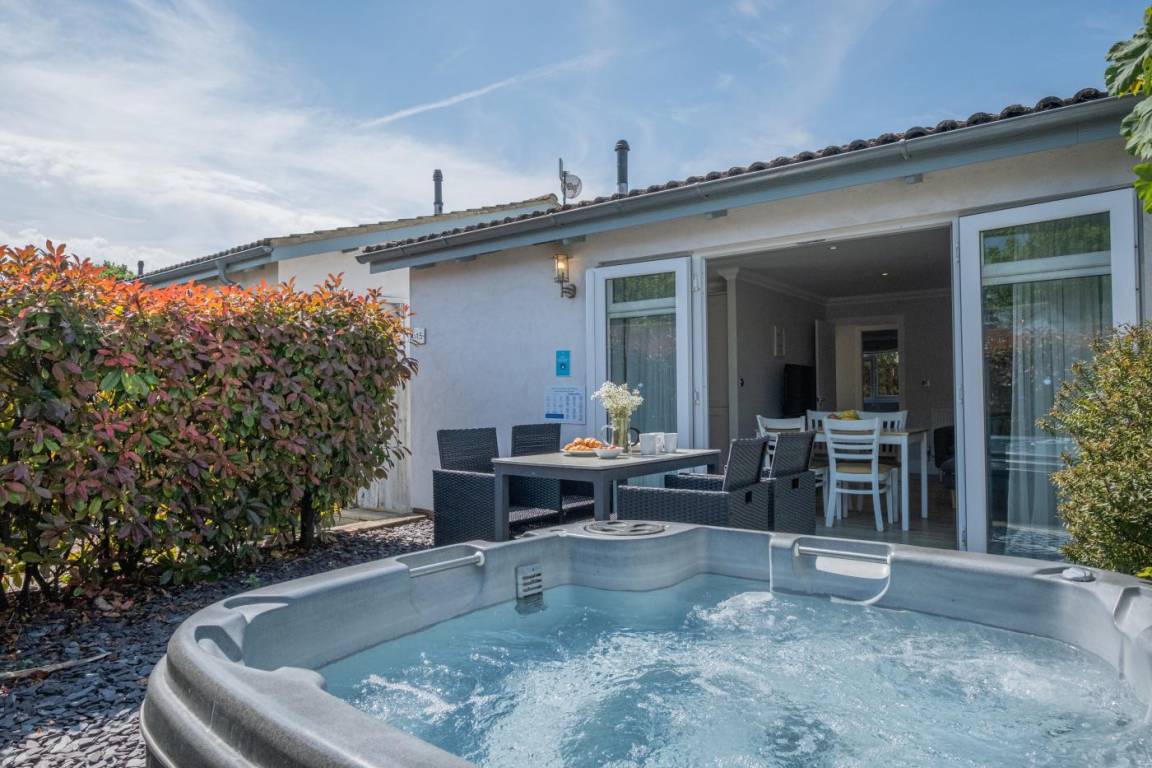 Cottage ∙ 2 Bedrooms ∙ 4 Guests - Barton on Sea