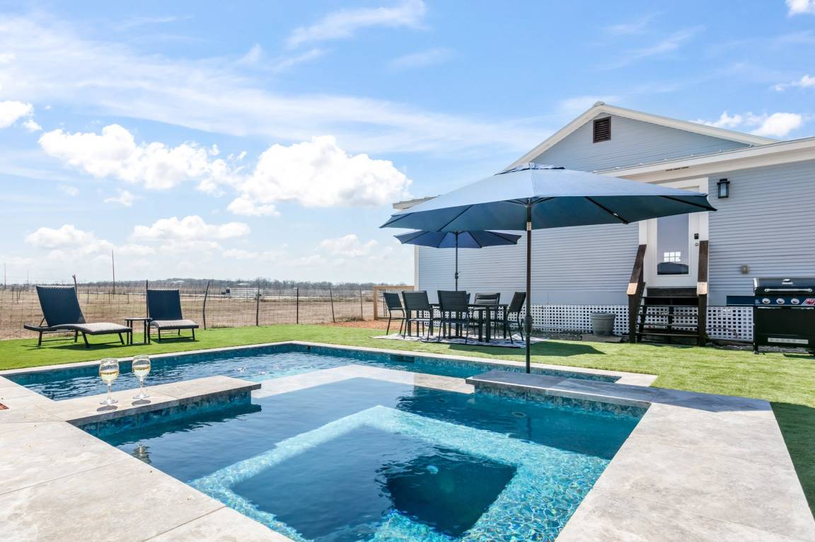 House ∙ 2 Bedrooms ∙ 6 Guests - Luckenbach, TX