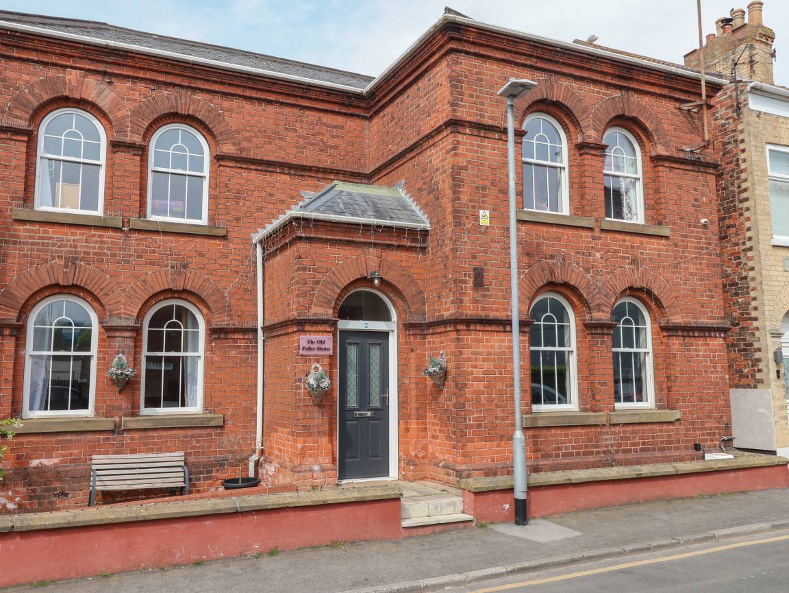 Cottage ∙ 5 Bedrooms ∙ 12 Guests - Withernsea