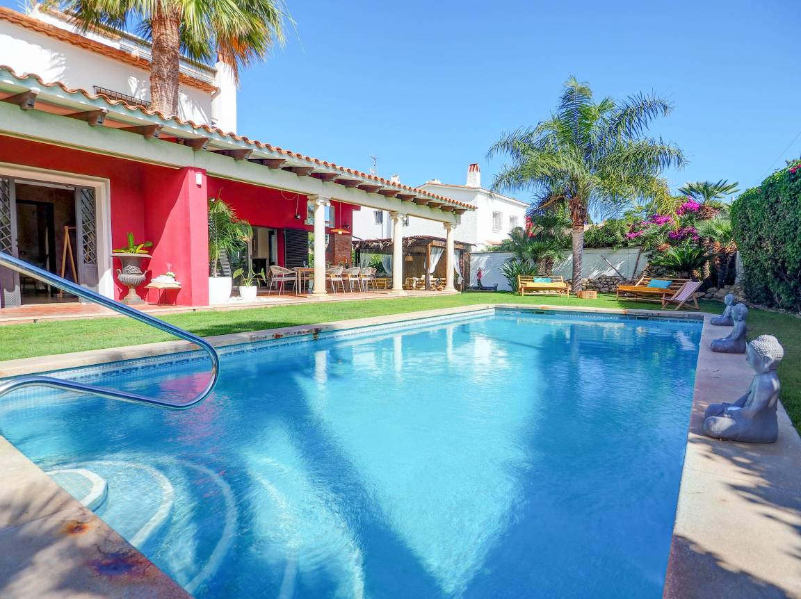 526 M² Villa ∙ 6 Slaapkamers ∙ 14 Gasten - Sitges