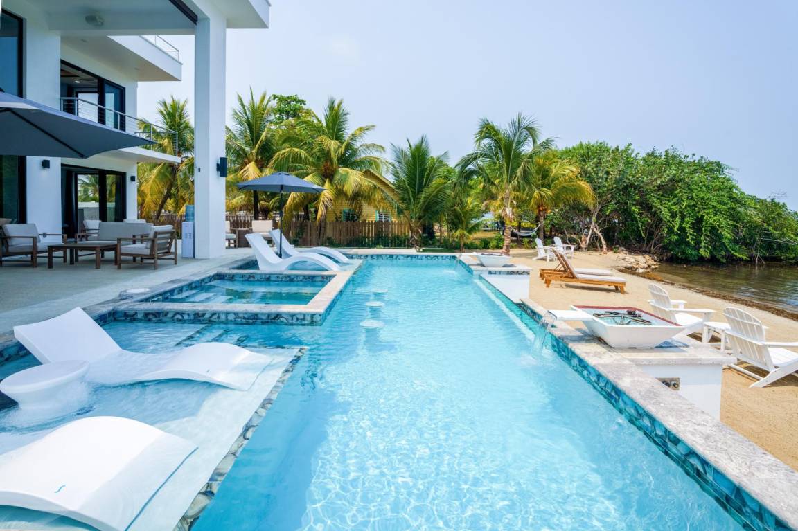 418 M² Villa ∙ 4 Bedrooms ∙ 12 Guests - Placencia