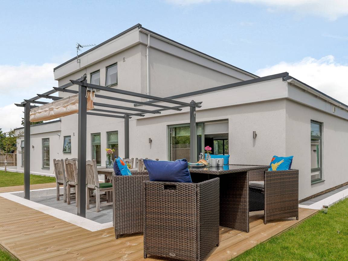Cottage ∙ 5 Bedrooms ∙ 10 Guests - Barton on Sea
