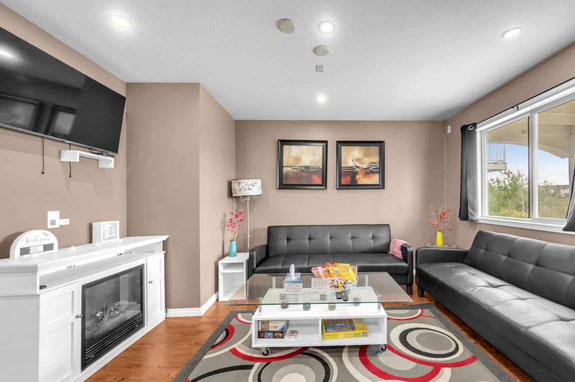 83 M² Apartment ∙ 3 Bedrooms ∙ 10 Guests - Calgary