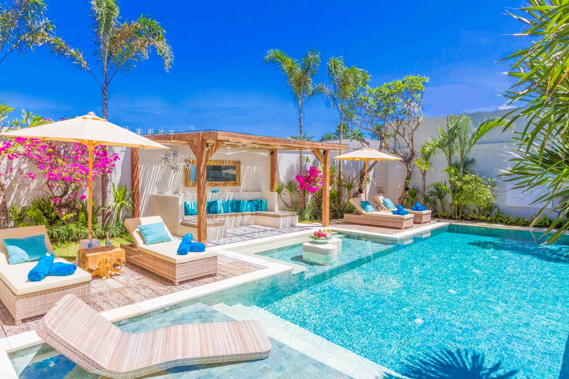 300 M² Villa ∙ 4 Bedrooms ∙ 11 Guests - Legian