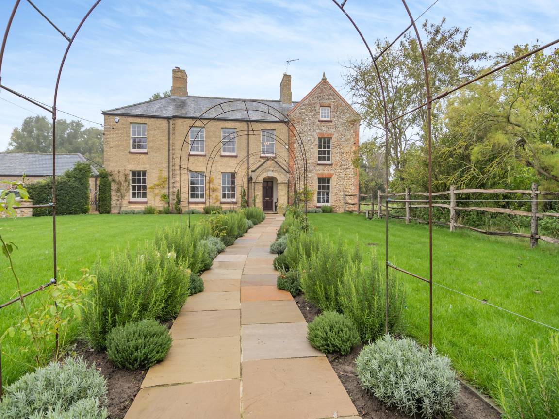 Cottage ∙ 8 Bedrooms ∙ 16 Guests - Swaffham