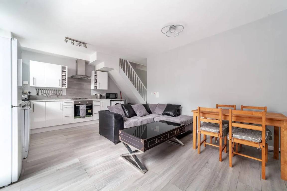 1000 M² House ∙ 4 Bedrooms ∙ 8 Guests - London