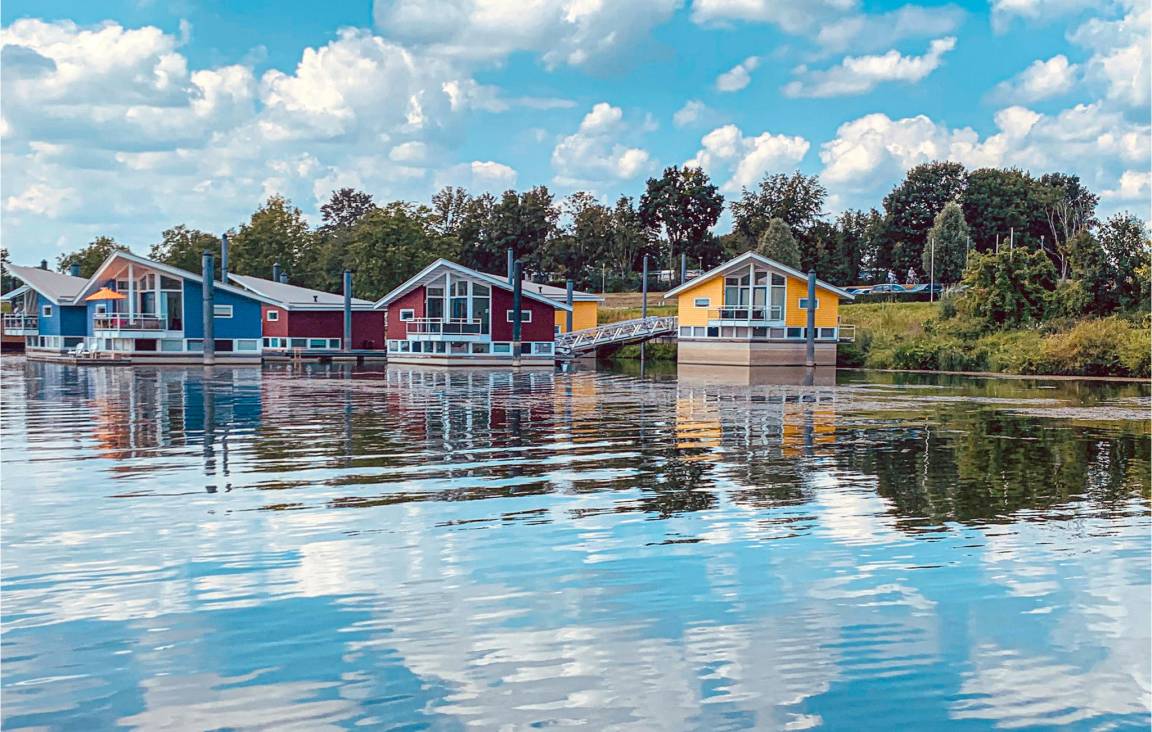 120 M² Houseboat ∙ 3 Bedrooms ∙ 4 Guests - Sittard