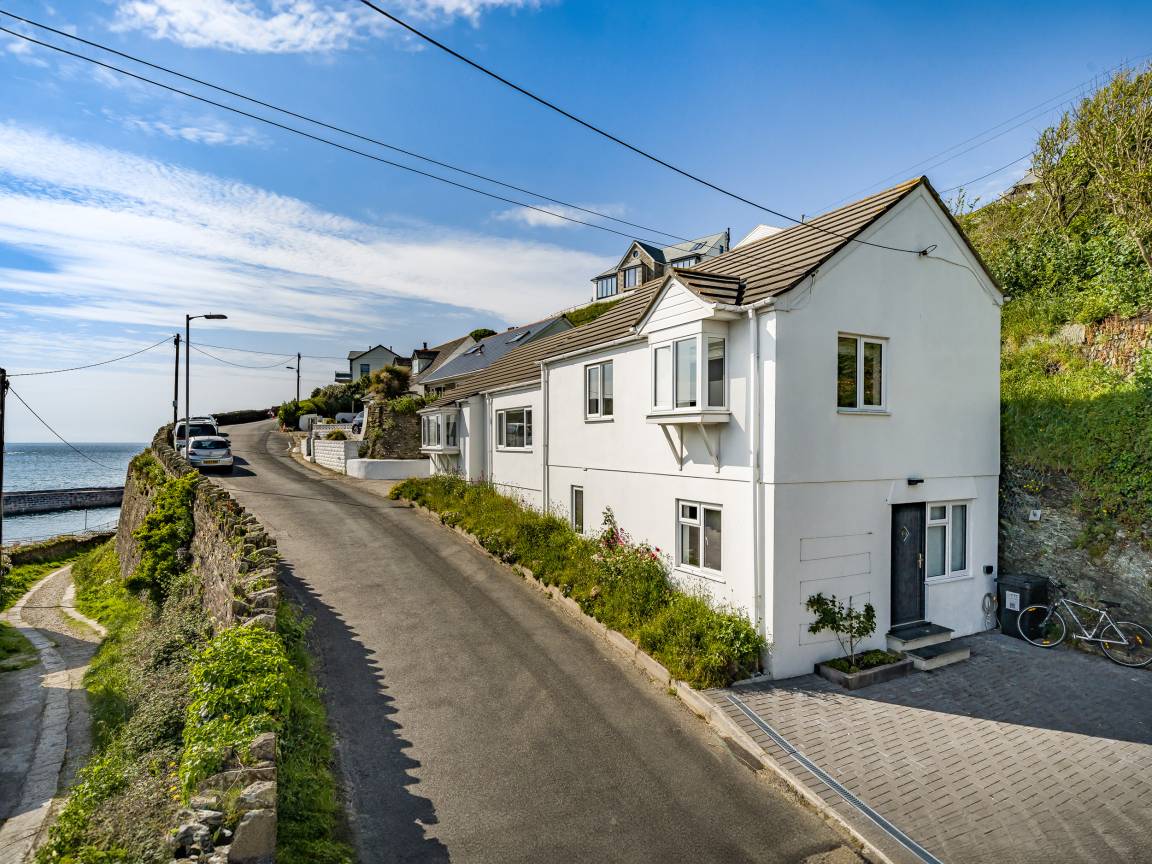 Cottage ∙ 4 Bedrooms ∙ 8 Guests - Troon