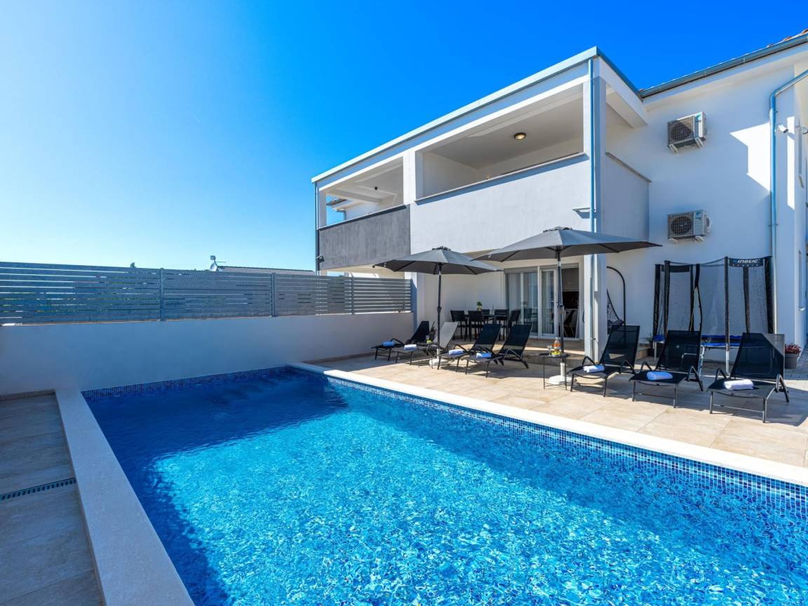180 M² House ∙ 4 Bedrooms ∙ 9 Guests - Banjole