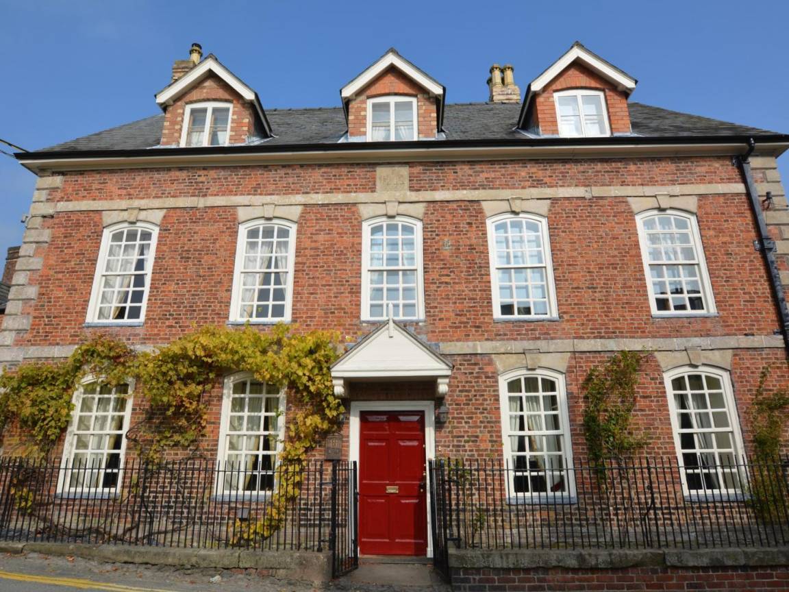 Cottage ∙ 9 Bedrooms ∙ 22 Guests - Welshpool