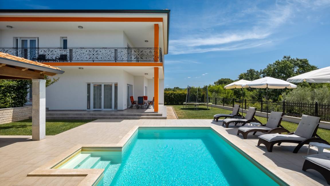 186 M² Villa ∙ 4 Bedrooms ∙ 8 Guests - Koper