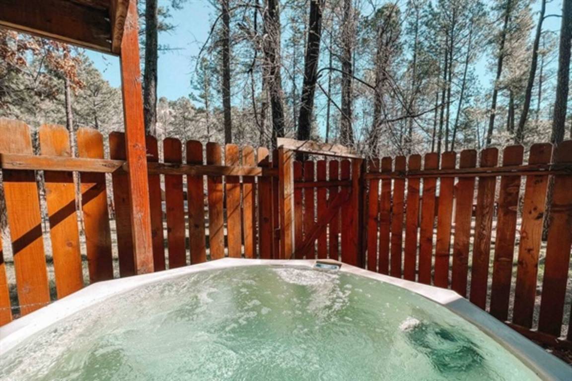 Cabin ∙ 2 Bedrooms ∙ 4 Guests - Ruidoso, NM