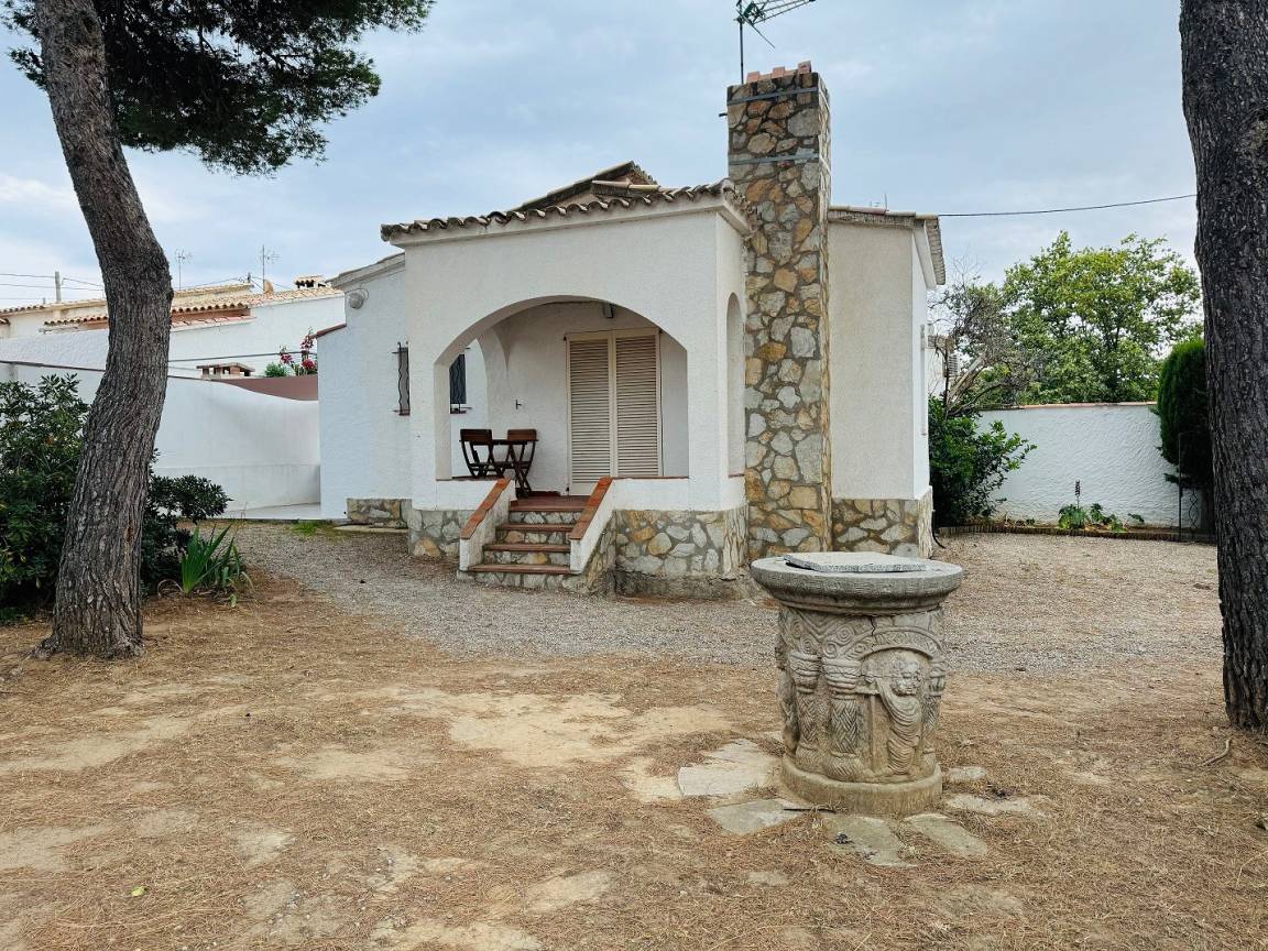 70 M² House ∙ 2 Bedrooms ∙ 4 Guests - Girona