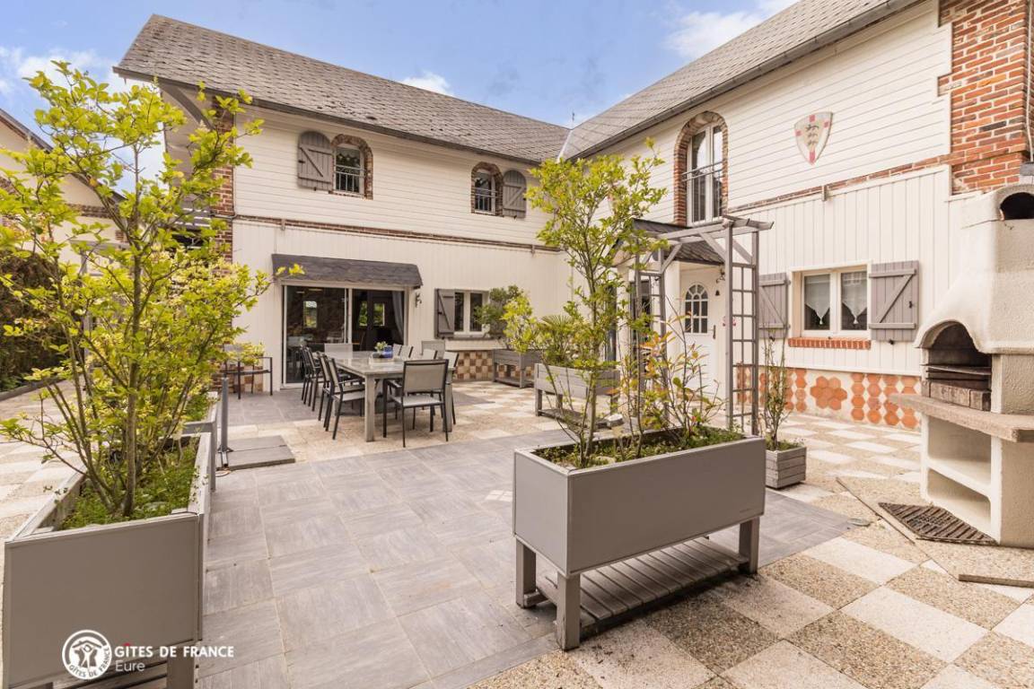 215 M² Gîte ∙ 8 Chambres ∙ 15 Personnes - Bernay