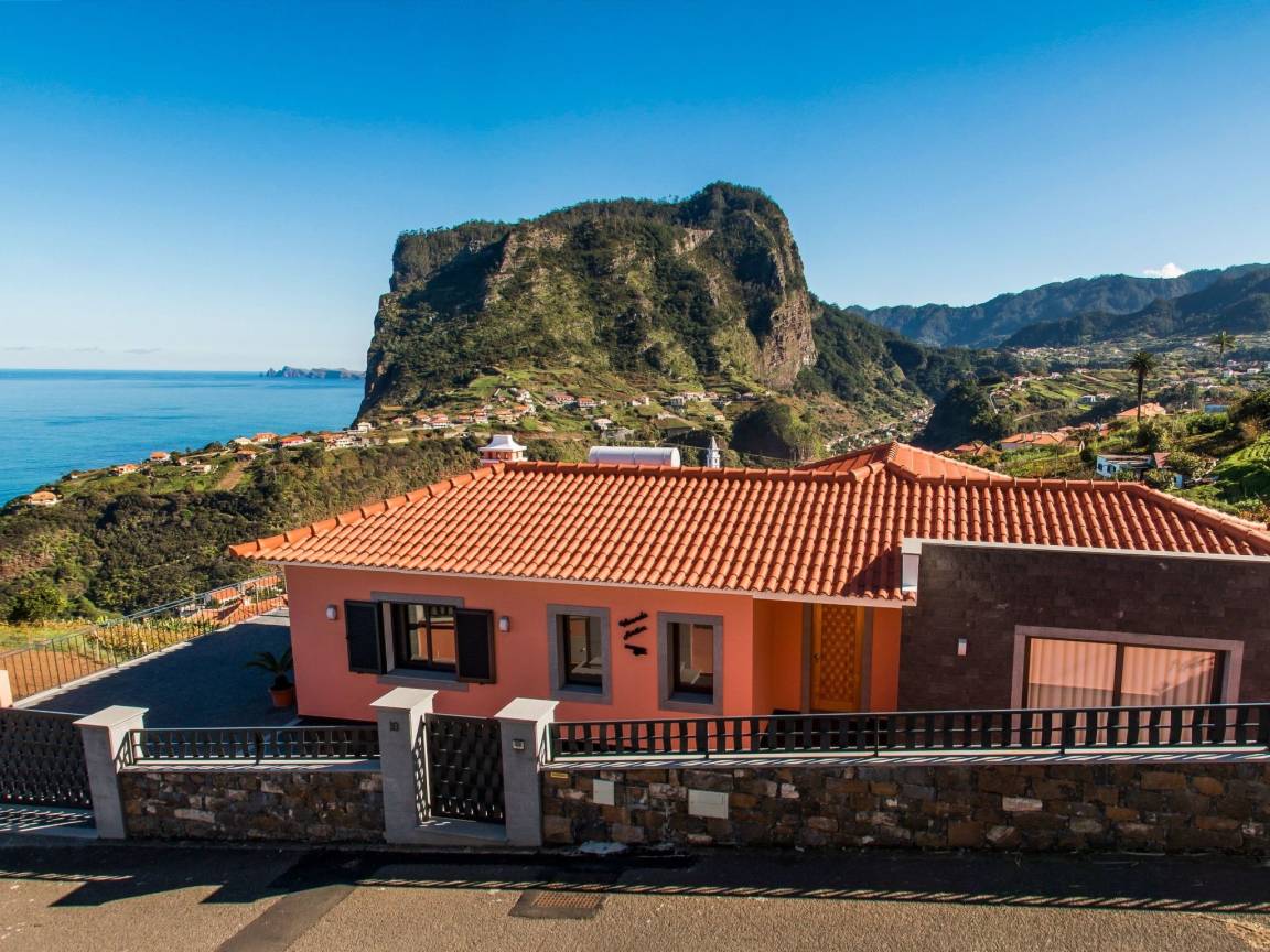 180 M² House ∙ 2 Bedrooms ∙ 4 Guests - Faial Island