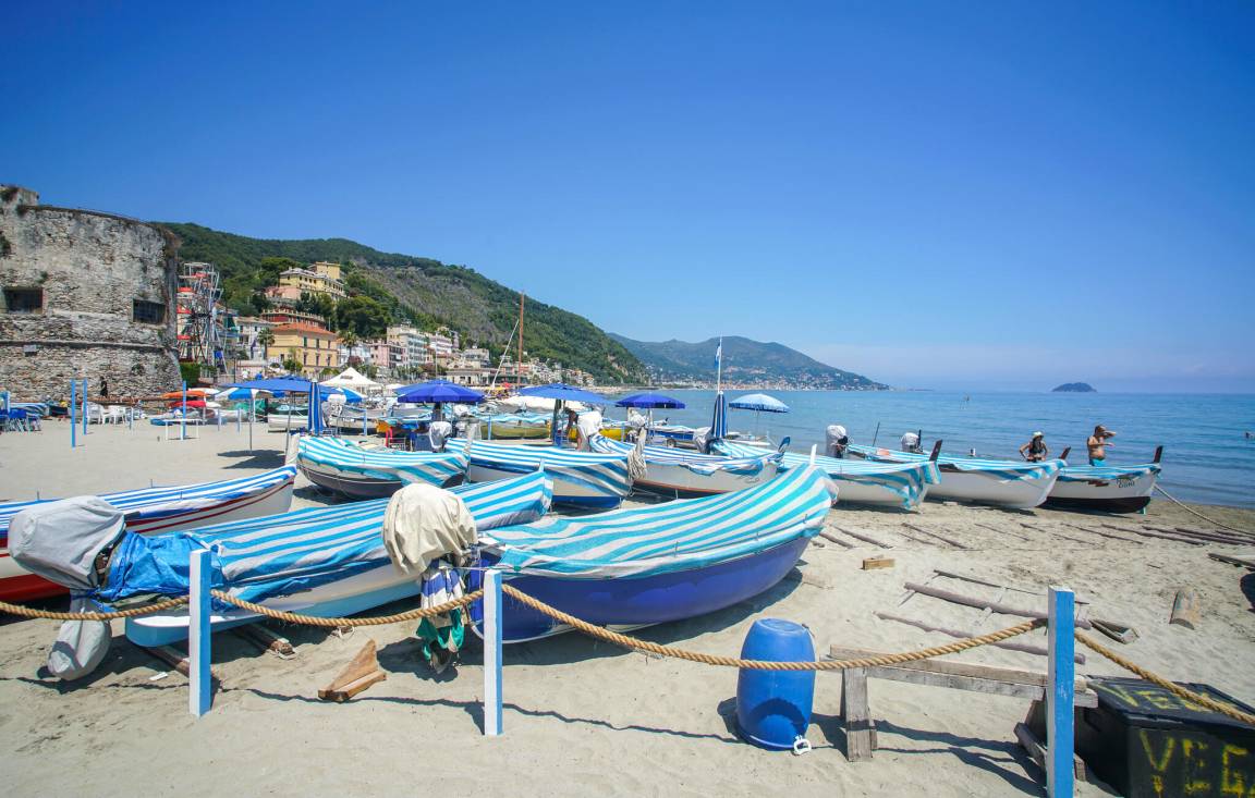 130 M² Huoneisto ∙ 2 Makuuhuonetta ∙ 6 Vierasta - Alassio