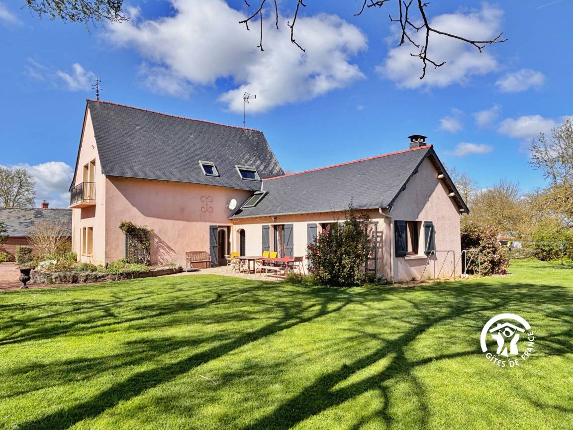 162 M² Ferienhaus ∙ 5 Schlafzimmer ∙ 10 Gäste - Craon