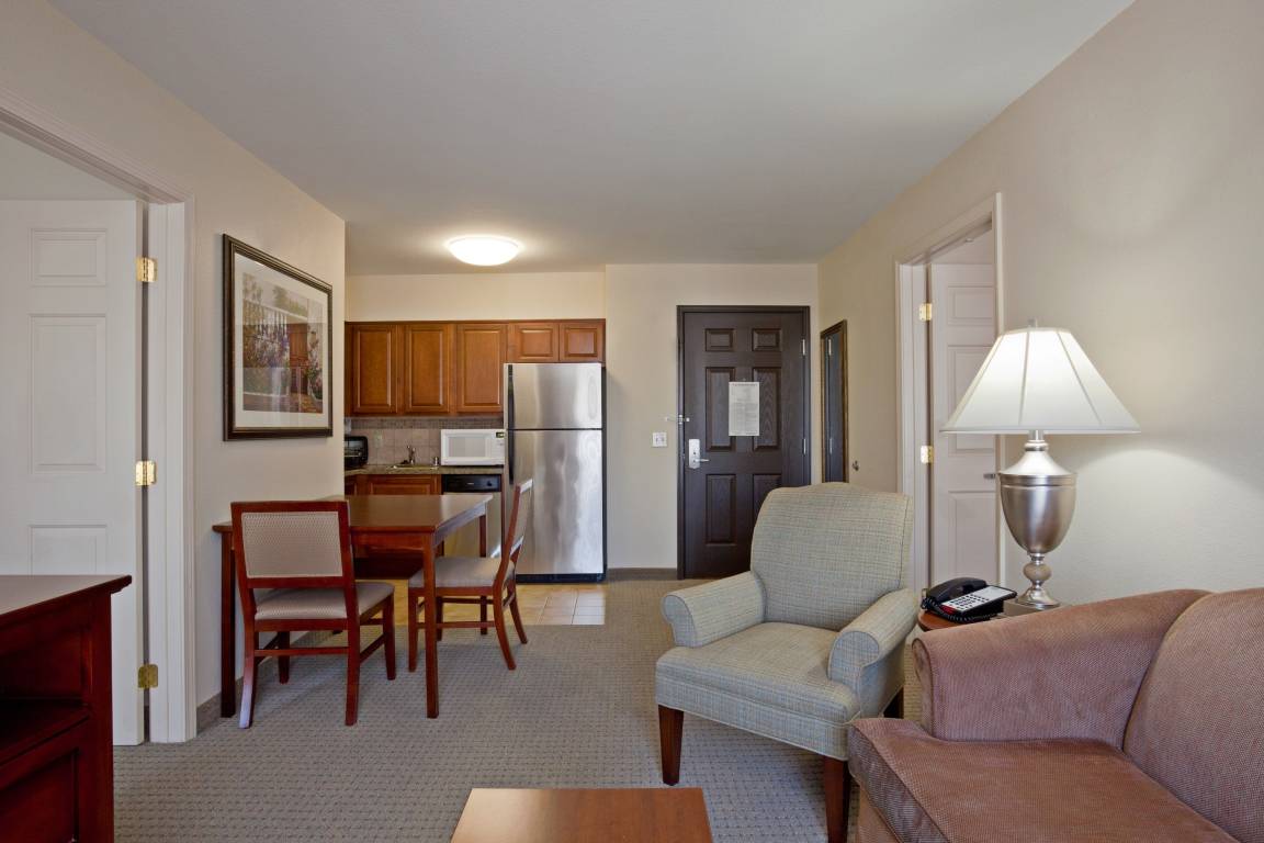 Hotel ∙ 2 Bedrooms ∙ 6 Guests - Palmdale, CA