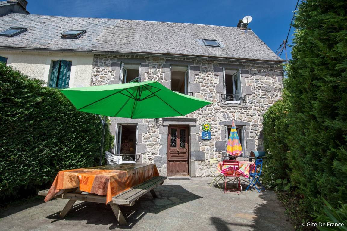 110 M² Gîte ∙ 4 Chambres ∙ 9 Personnes - Besse en Chandesse