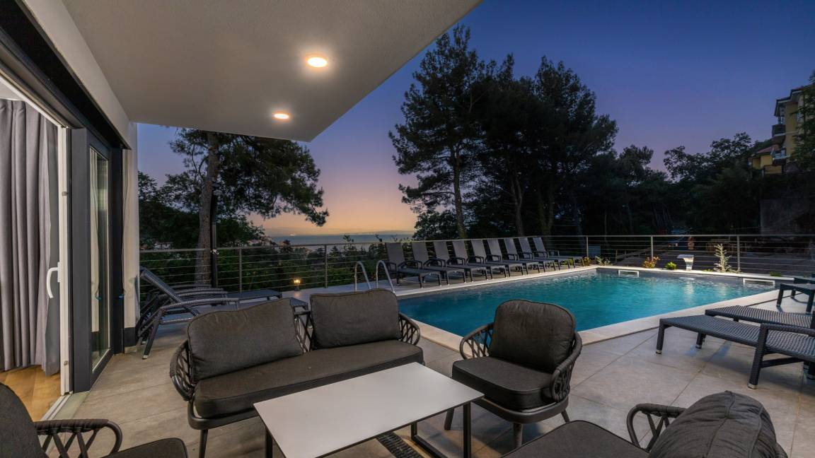 430 M² Villa ∙ 6 Bedrooms ∙ 12 Guests - Lovran