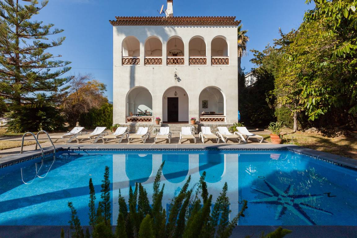 700 M² Villa ∙ 6 Habitaciones ∙ 12 Huéspedes - Cabrils