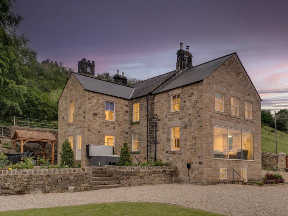 Cottage ∙ 7 Bedrooms ∙ 14 Guests - Derbyshire