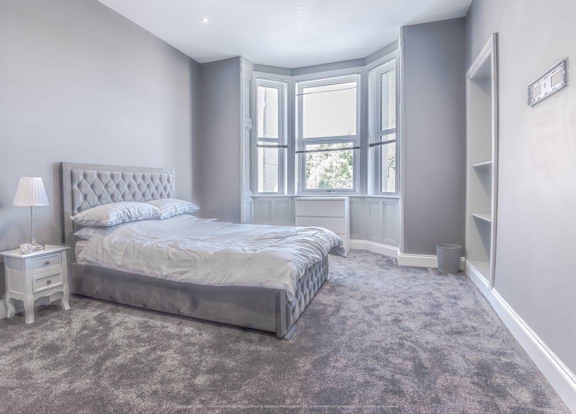 160 M² House ∙ 4 Bedrooms ∙ 8 Guests - Dunfermline