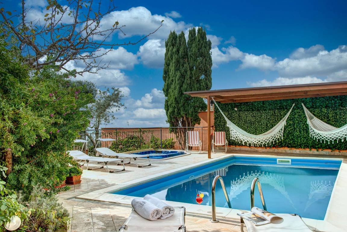 150 M² Villa ∙ 5 Bedrooms ∙ 12 Guests - Sorrento