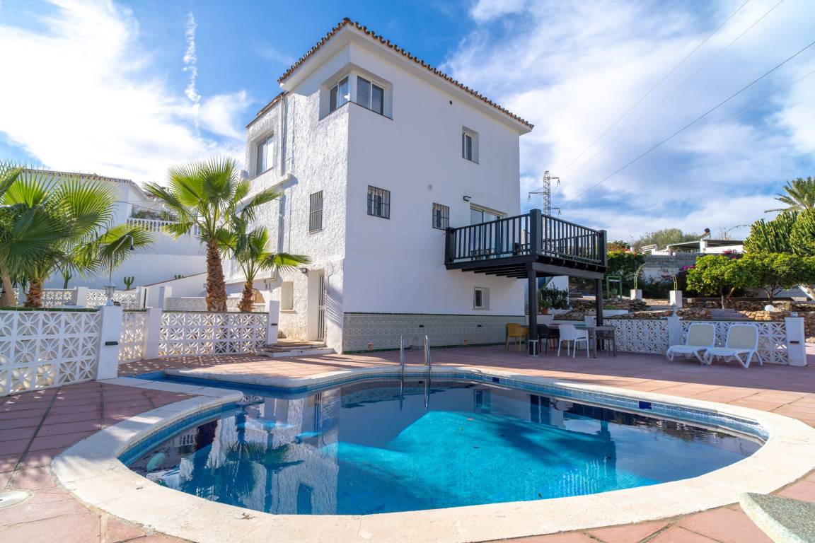 150 M² Villa ∙ 3 Bedrooms ∙ 7 Guests - Nerja