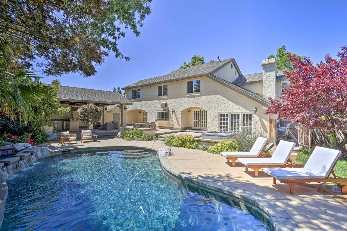 325 M² House ∙ 5 Bedrooms ∙ 10 Guests - Redding, CA
