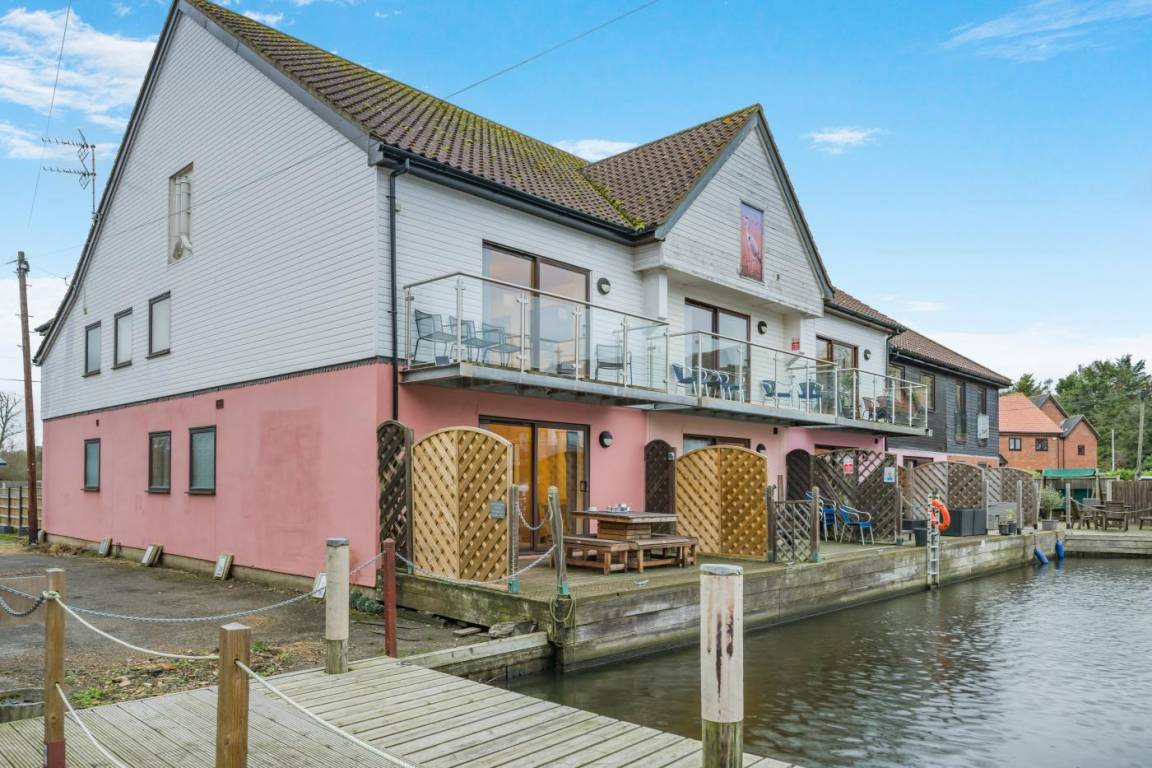 Cottage ∙ 4 Bedrooms ∙ 8 Guests - Horning