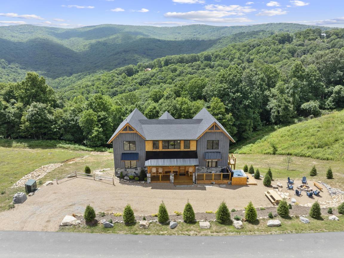 Cabin ∙ 6 Bedrooms ∙ 14 Guests - Beech Mountain, NC