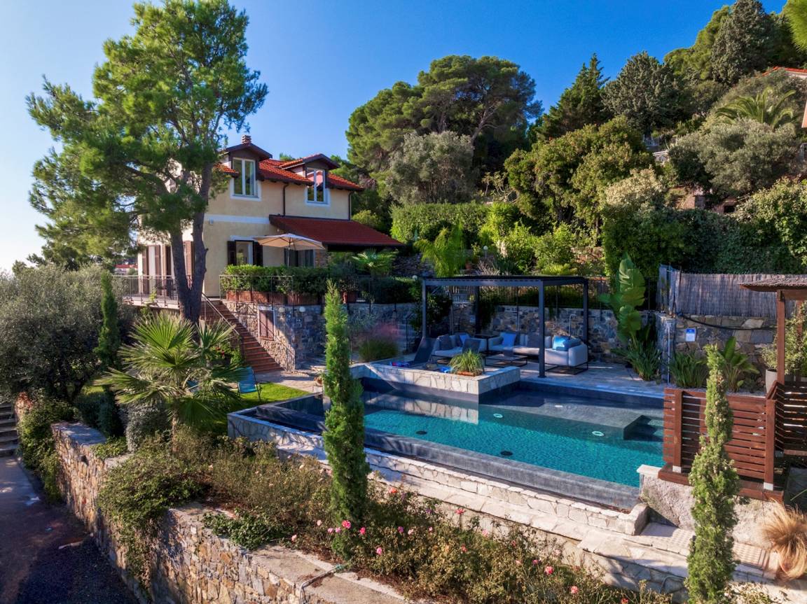 190 M² Villa ∙ 4 Slaapkamers ∙ 8 Gasten - Alassio