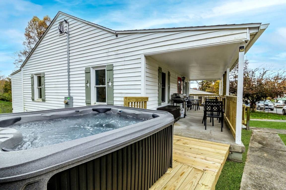 House ∙ 1 Bedroom ∙ 7 Guests - Hilltop, WV