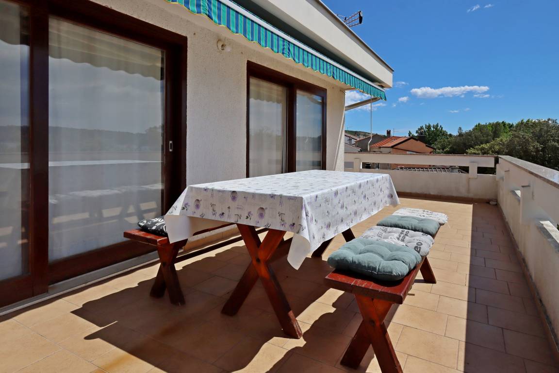 115 M² Ferienwohnung ∙ 4 Schlafzimmer ∙ 7 Gäste - Vrbnik