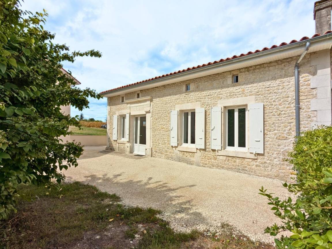 122 M² Cottage ∙ 4 Bedrooms ∙ 6 Guests - Charente